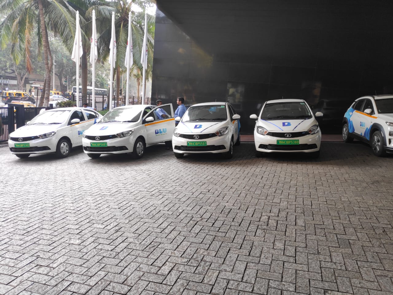 Power Secretary, Sanjeev Nandan Sahai flags off BLU Smart EV Fleet in ...
