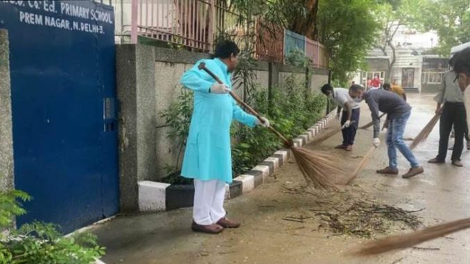 MoS Jal Shakti & Tribal Affairs participates in cleanliness programme ...